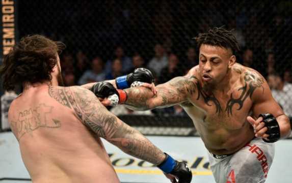 UFC BOSTON: Greg Hardy Causes A Stir By Using Inhaler In Between Rounds ...